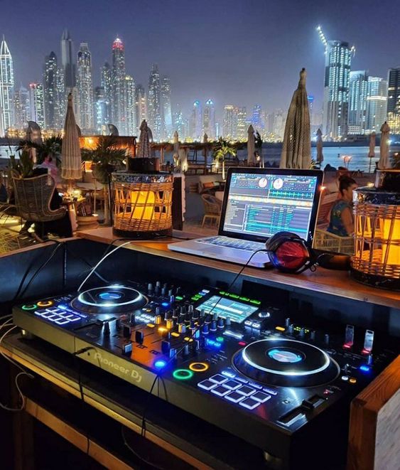DJ Equipment Essentials 2024: The 6 Must-Haves for Newbies